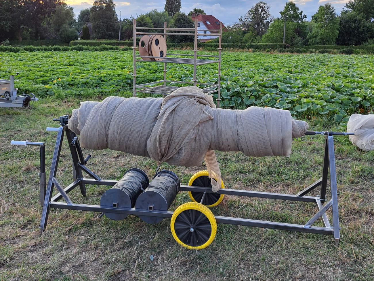 Doeken en netten oprollen? Handmatig of met de tractor?! | ccbt